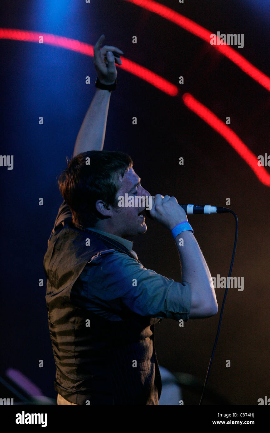 Ricky Wilson (lead vocals) of the Kaiser Chiefs Tennents Vital 06 ...