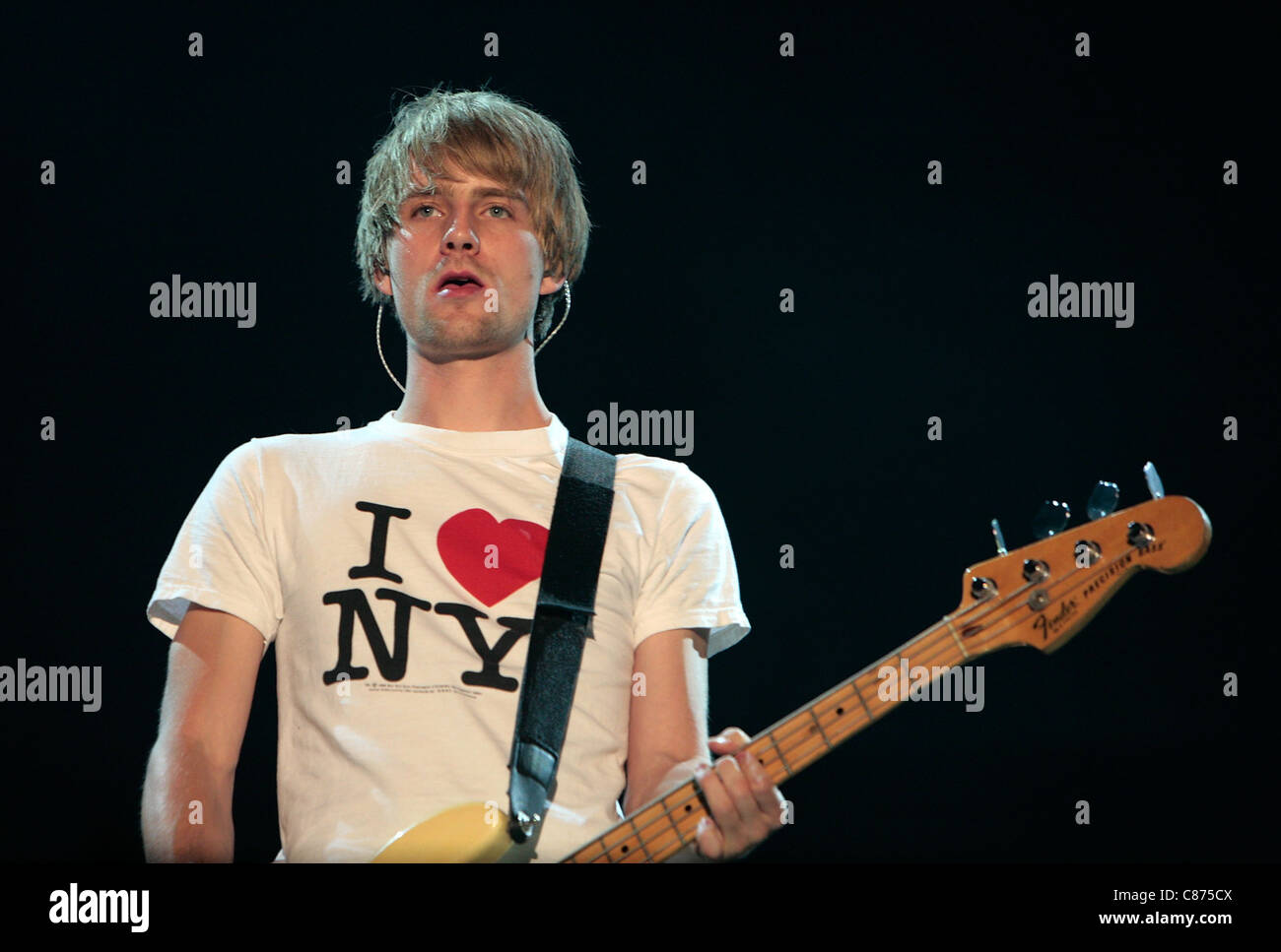 BELFAST, UNITED KINGDOM - AUGUST 21: Carl Dalemo of Razorlight Stock ...