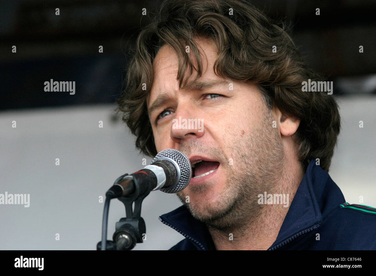 Russell Crowe singing Stock Photo - Alamy
