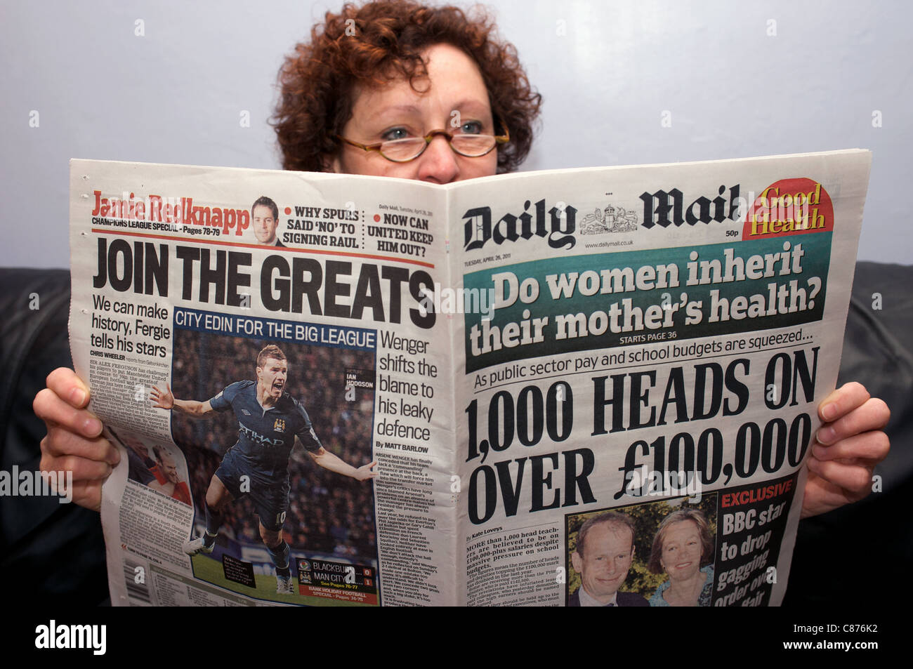 Daily mail newspaper hi-res stock photography and images - Alamy