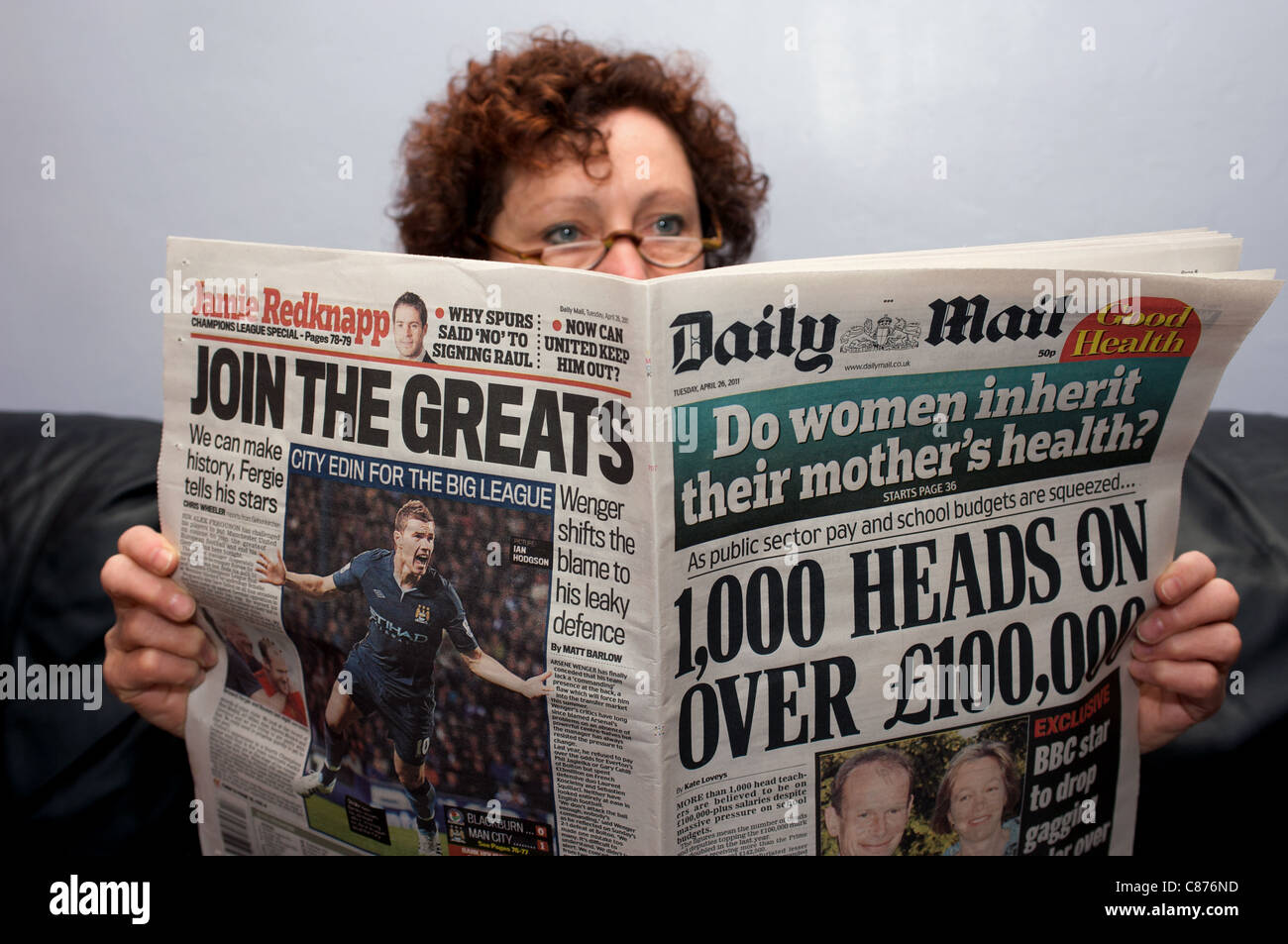 Daily mail newspaper hi-res stock photography and images - Alamy