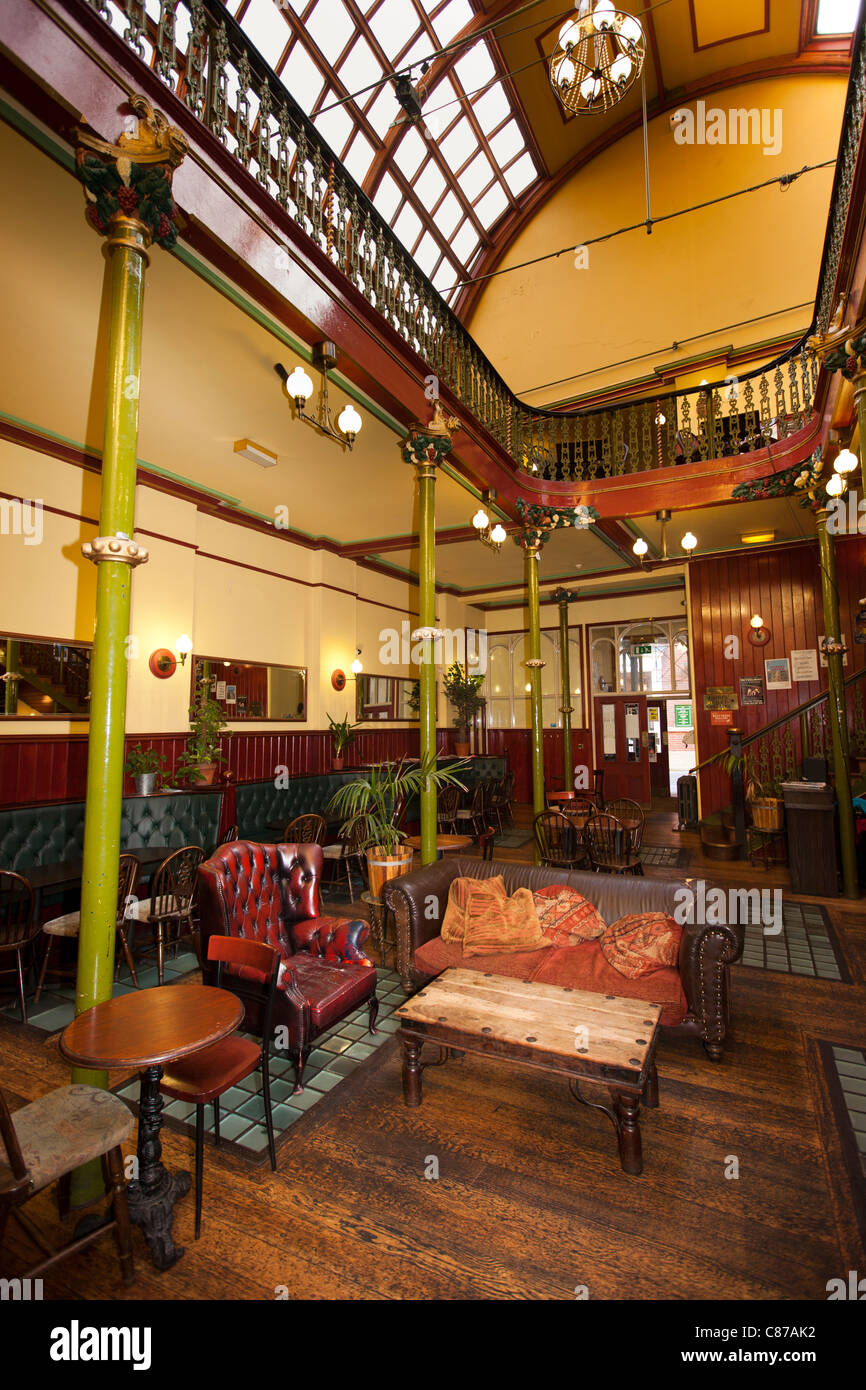Victorian pub interior hi-res stock photography and images - Alamy