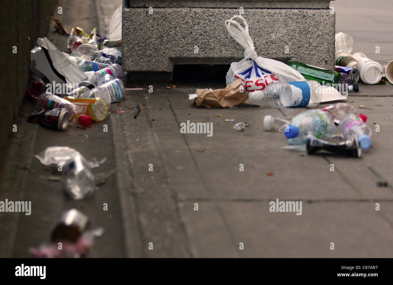 litter strewn on the ground Stock Photo - Alamy