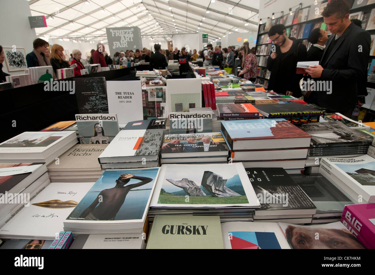 Book stall hi-res stock photography and images - Alamy