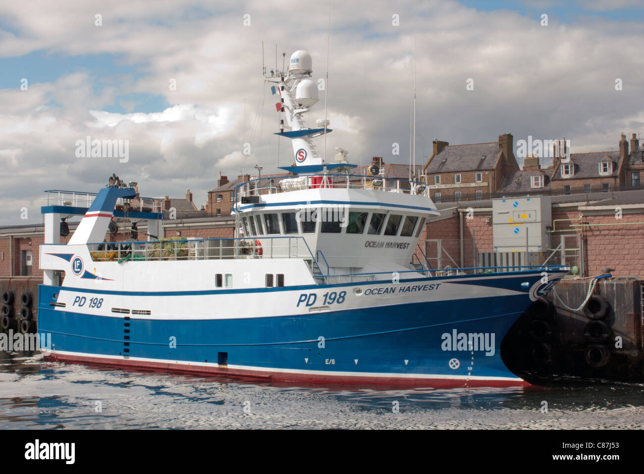 FISHING BOAT IN PETERHEAD HARBOUR Stock Photo - Alamy