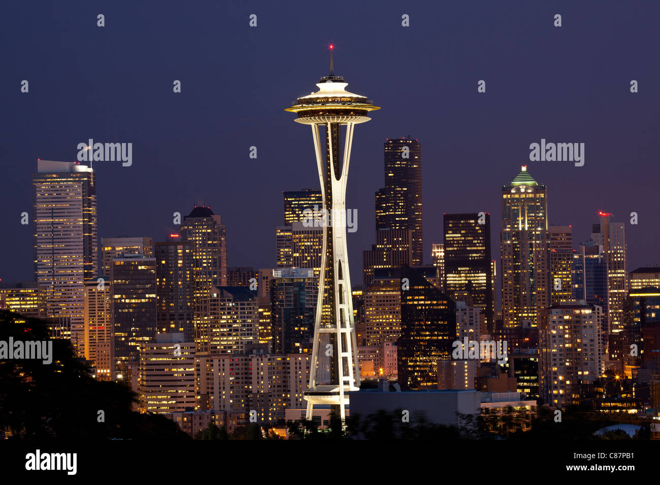 Seattle skyline space needle night kerry park hi-res stock photography ...
