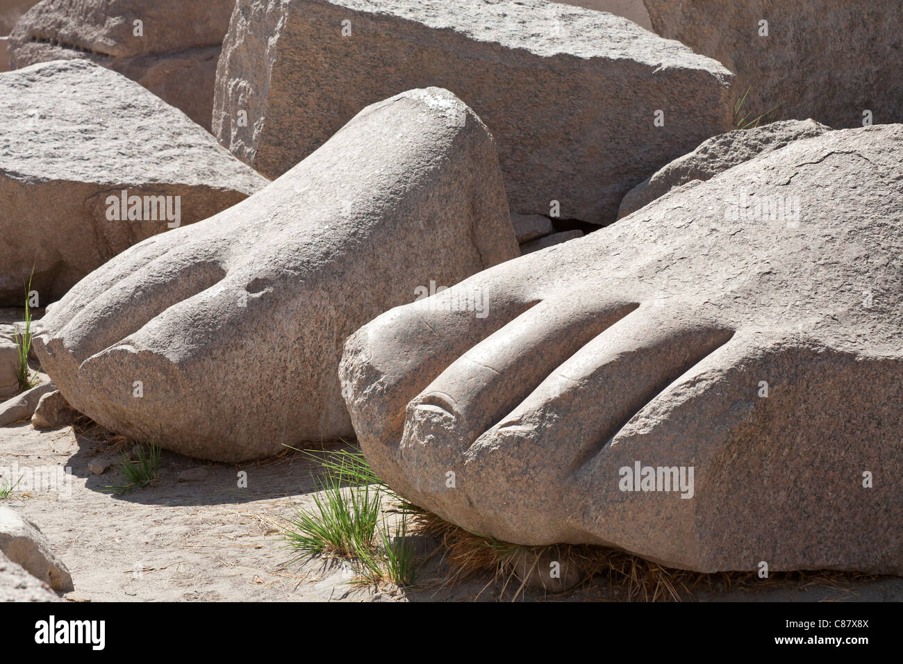 Broken colossal statue ramesses ii hi-res stock photography and images ...
