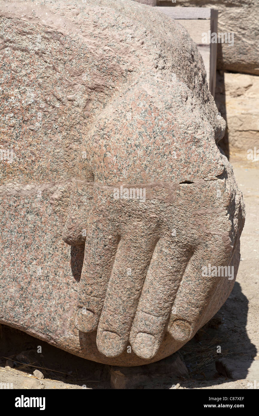 Broken colossal statue ramesses ii hi-res stock photography and images ...