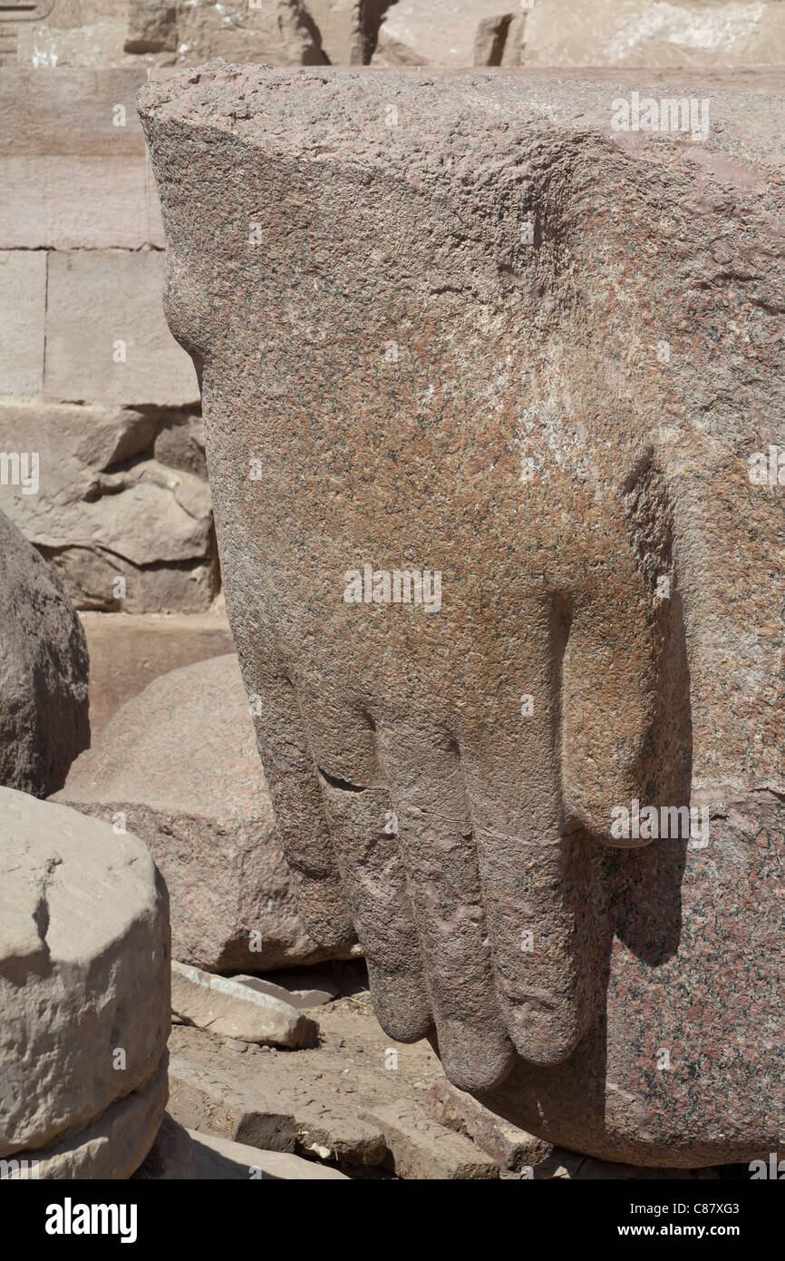 Broken colossal statue ramesses ii hi-res stock photography and images ...