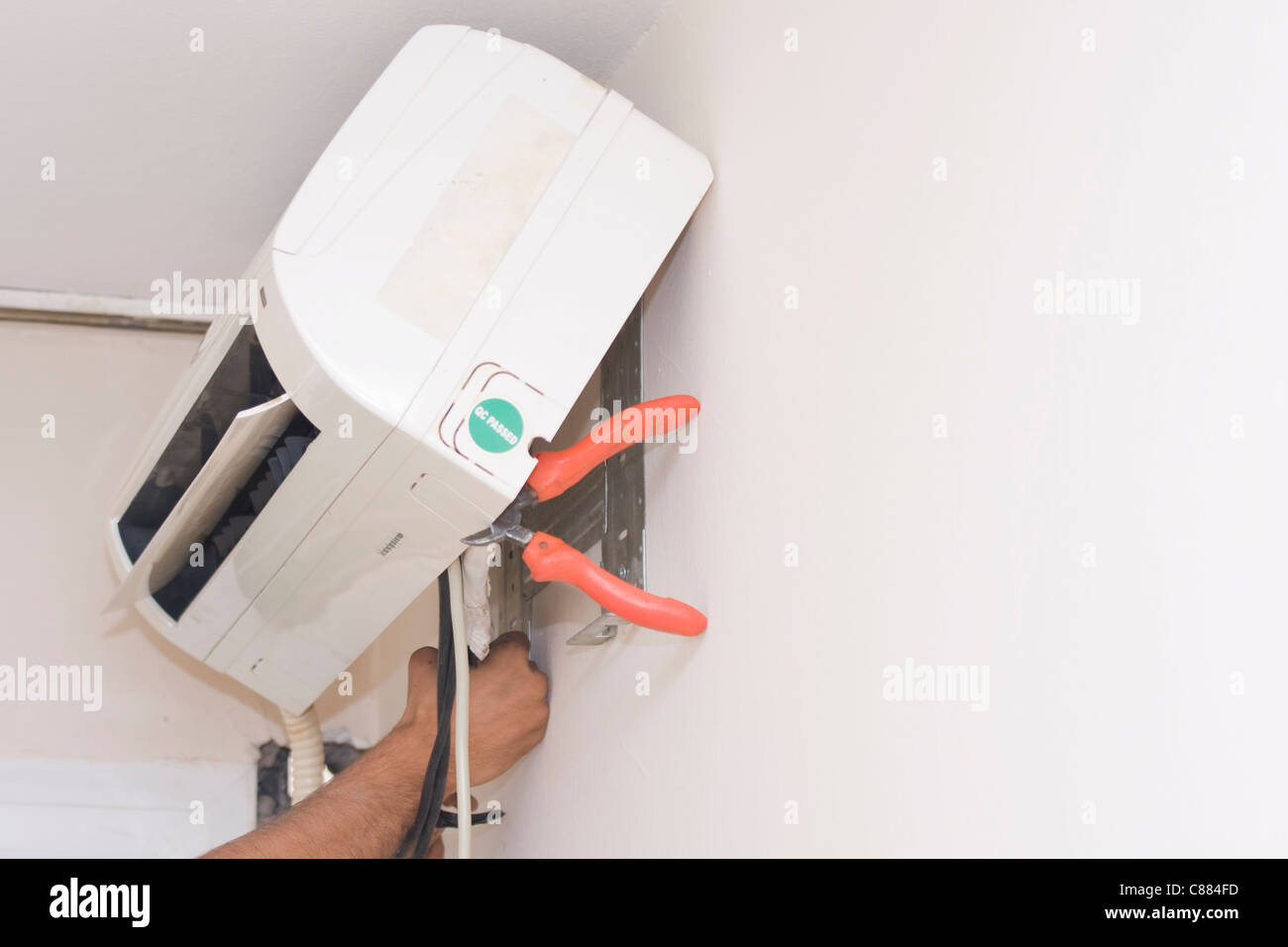 Men installing air conditioning hi-res stock photography and images - Alamy