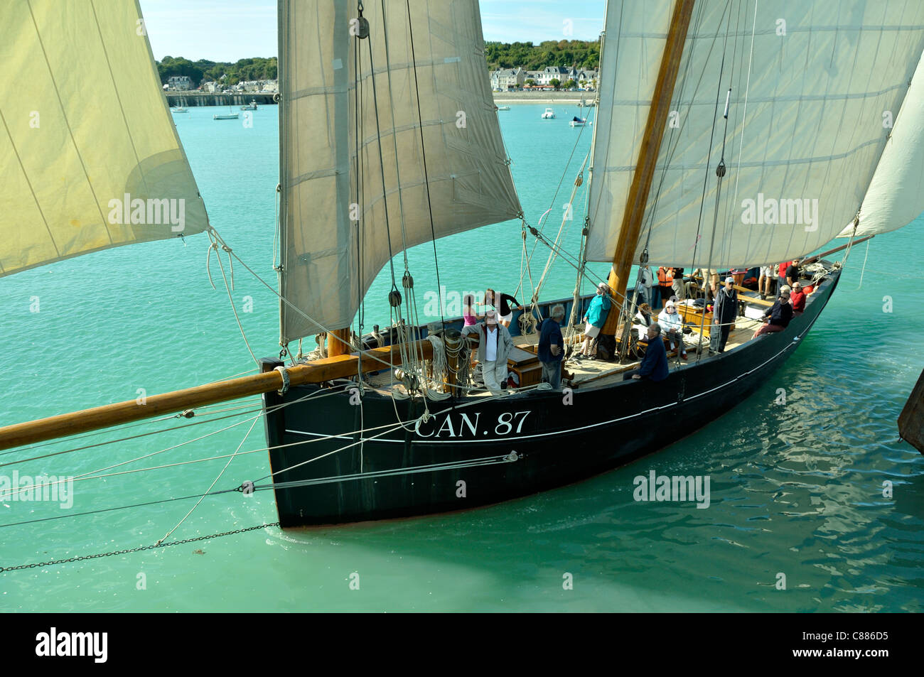 French lugger : bisquine La Cancalaise under full sail in Cancale Stock ...