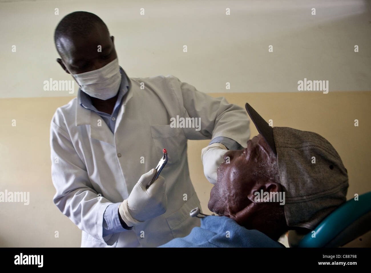 Dentist pulling tooth hi-res stock photography and images - Alamy