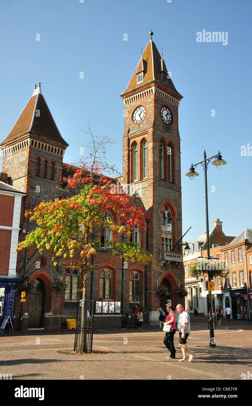 Newbury, berkshire market square hi-res stock photography and images ...