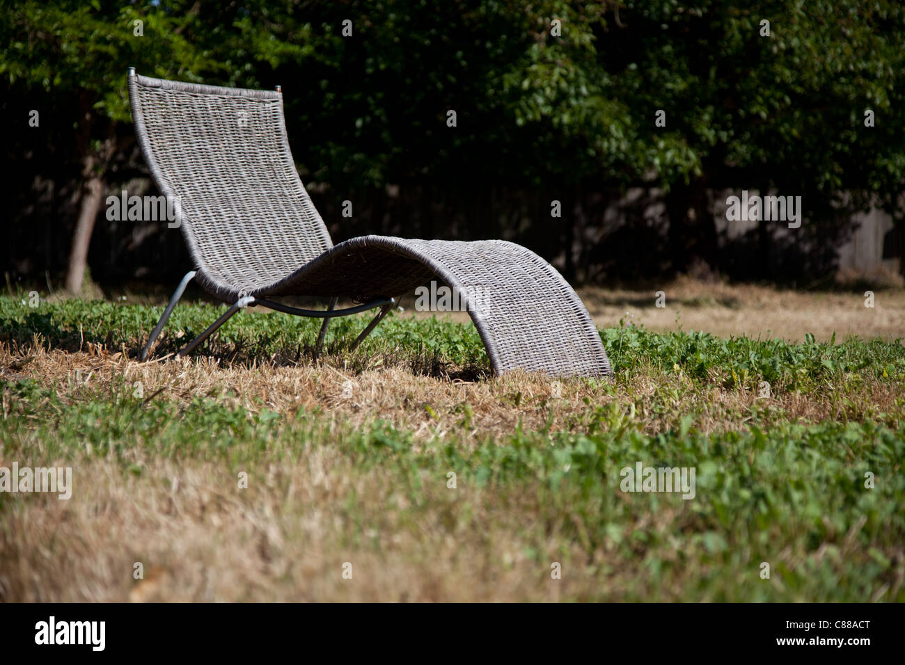 Sun lounger garden hi-res stock photography and images - Alamy