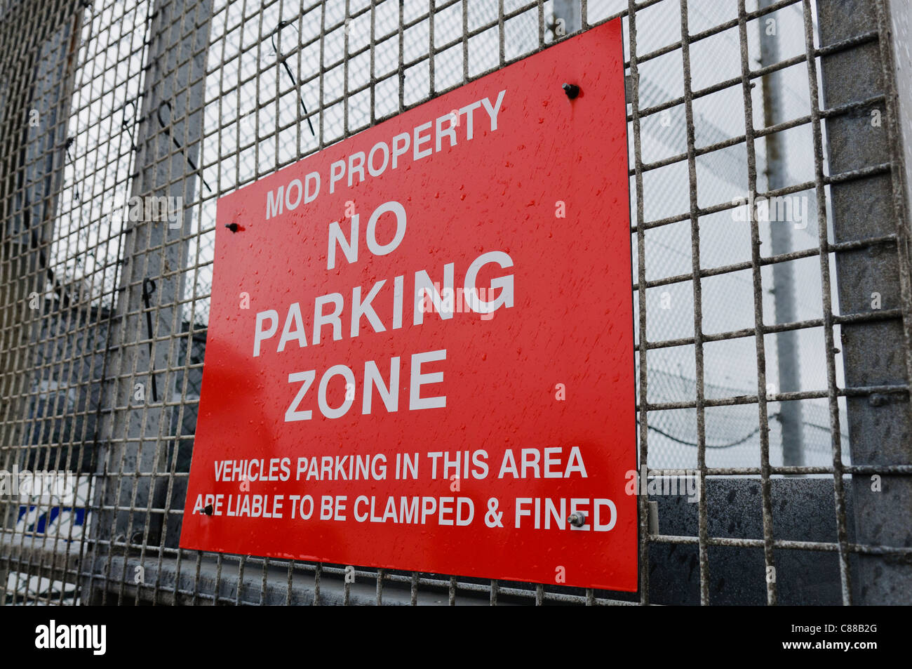 No parking zone MOD property sign Stock Photo - Alamy