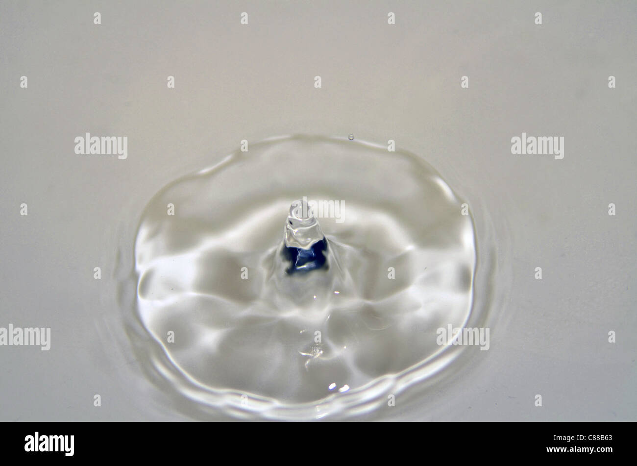 Effect of water droplet hitting water Stock Photo - Alamy