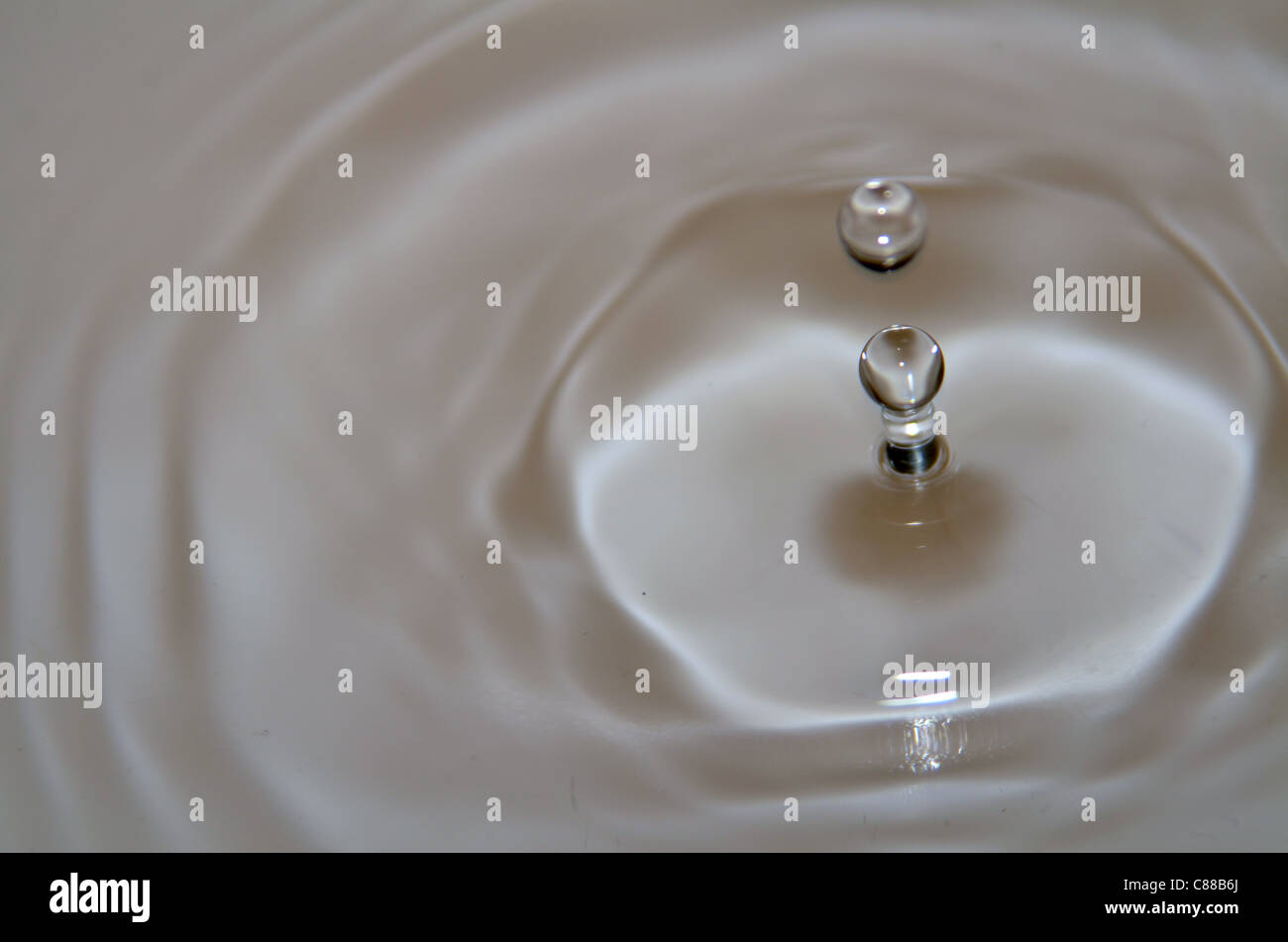 Water droplet rebound hi-res stock photography and images - Alamy