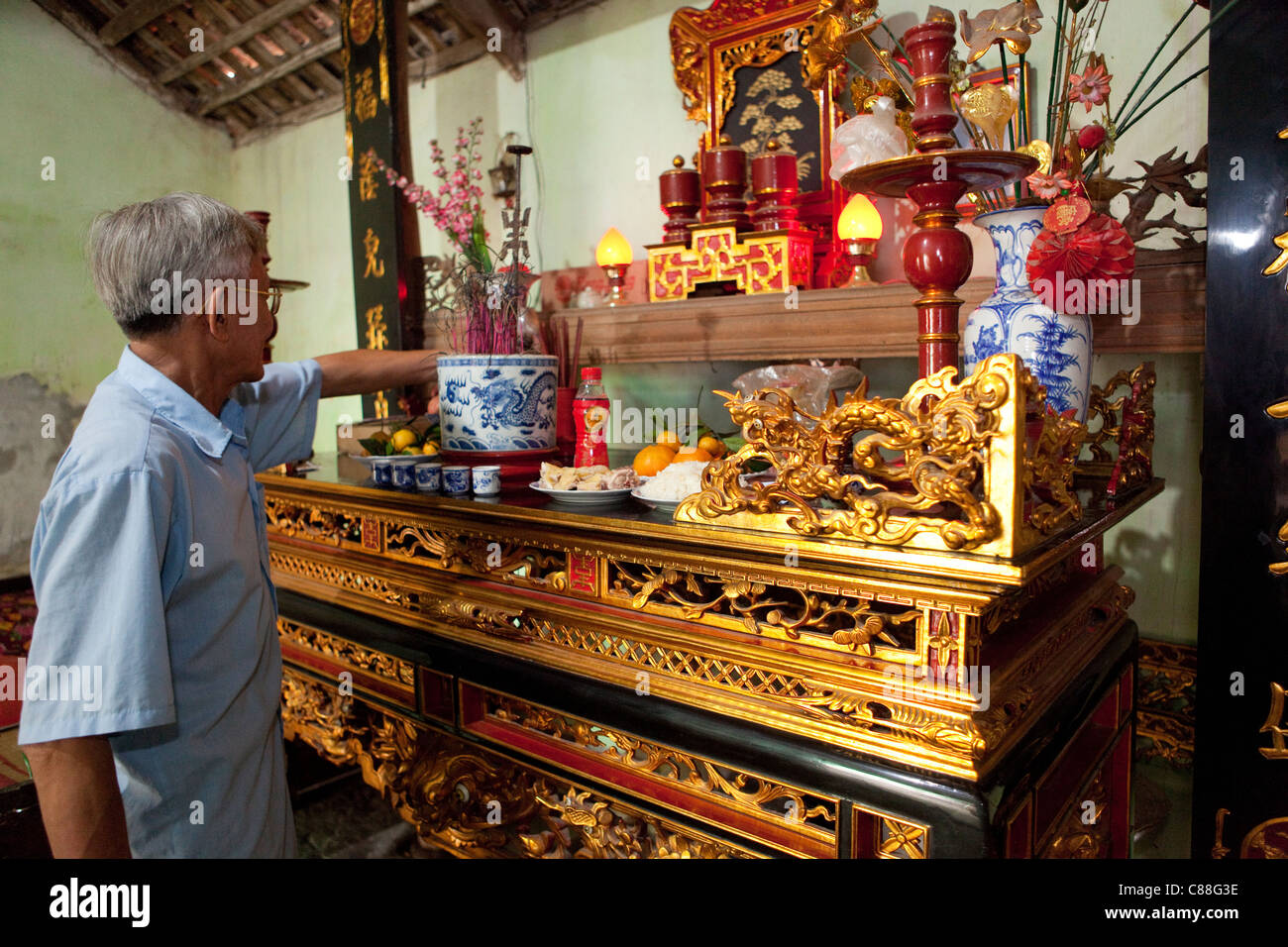 Altar Familiar Vietnamita Family Altar Vietnam Hi Res Stock