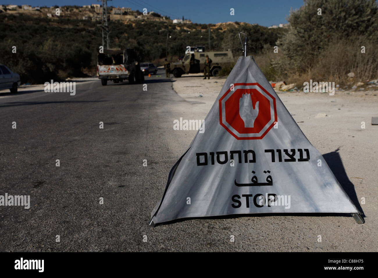 Bank security warning sign hi-res stock photography and images - Alamy