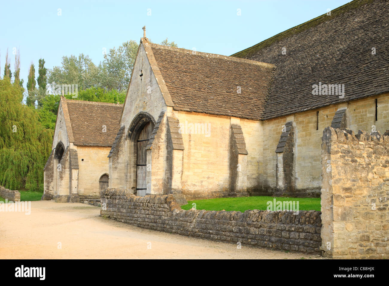 Medieval barn england hi-res stock photography and images - Alamy