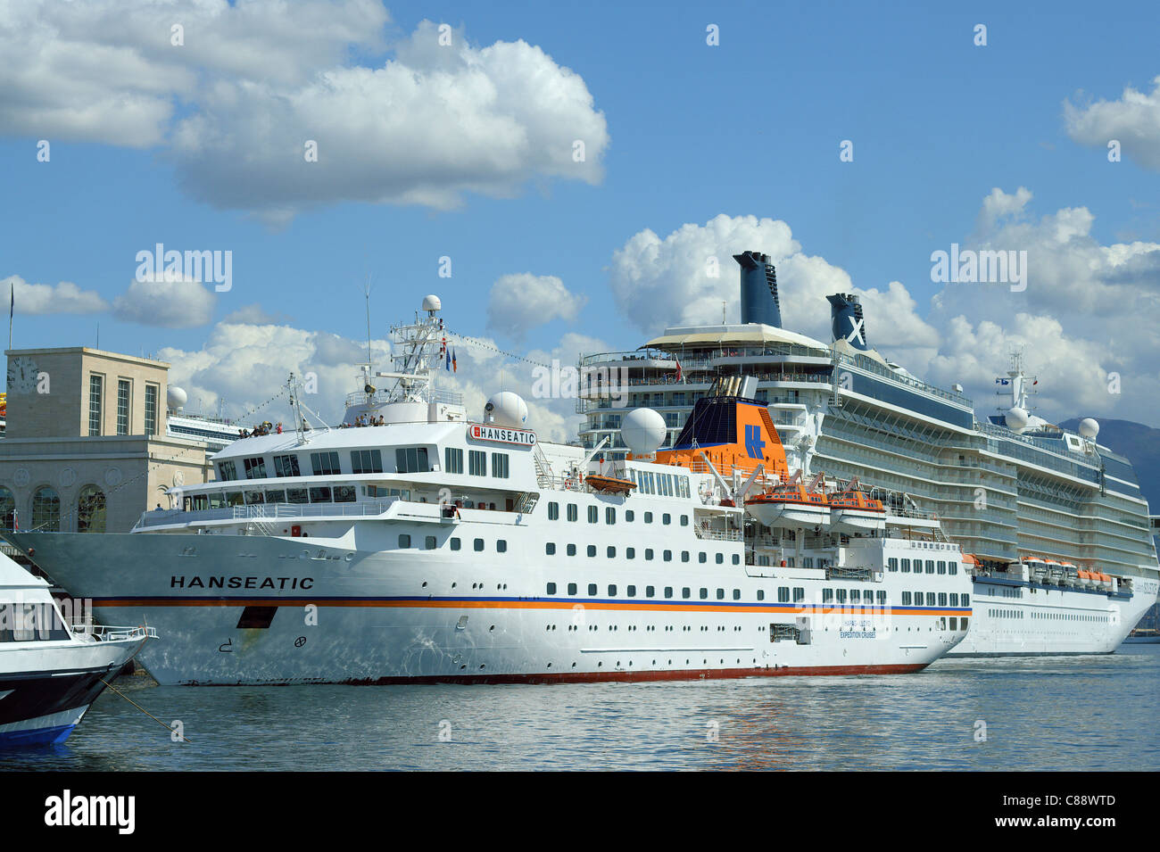 Ships at the port hi-res stock photography and images - Alamy