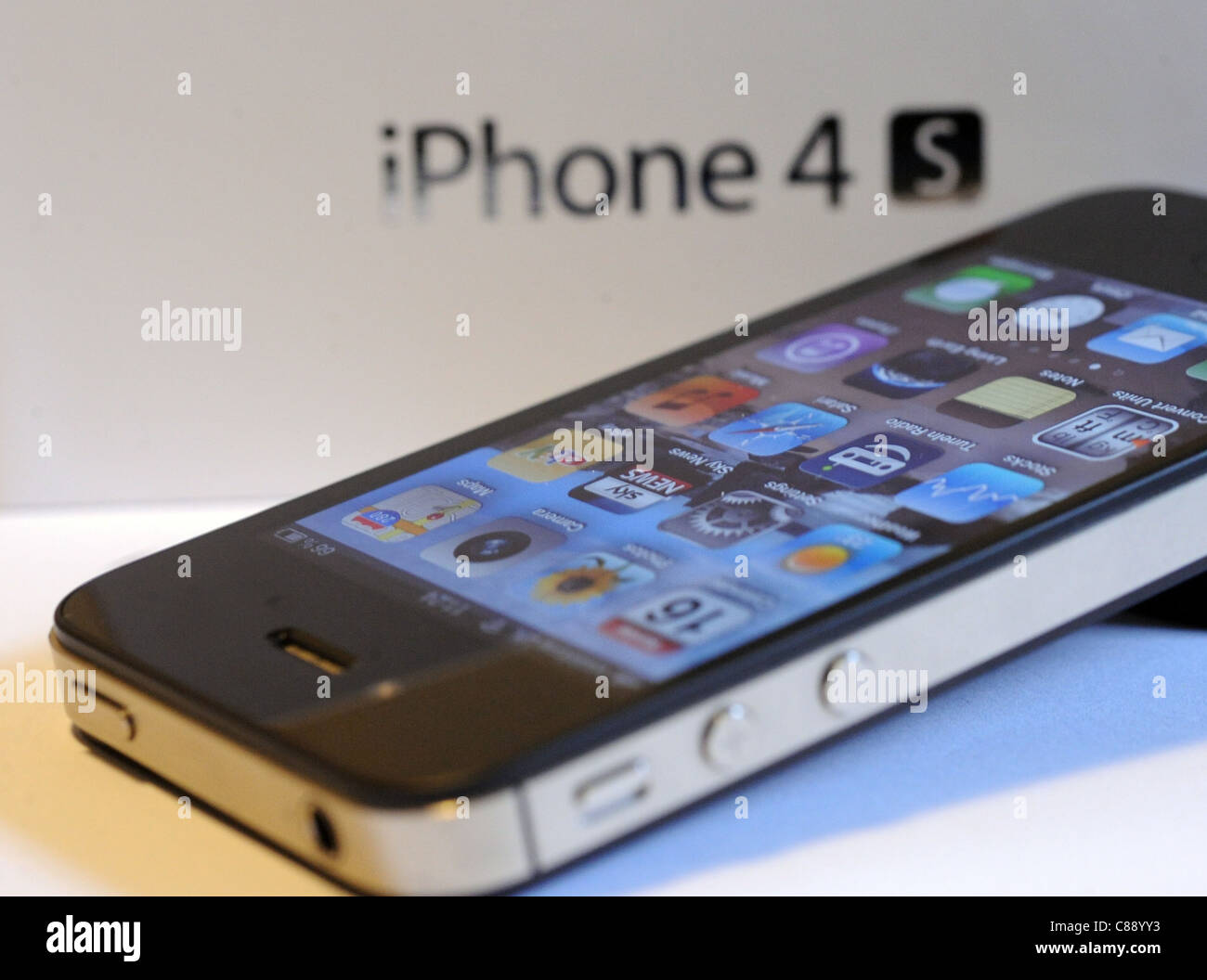 Iphone 4 box hi-res stock photography and images - Alamy