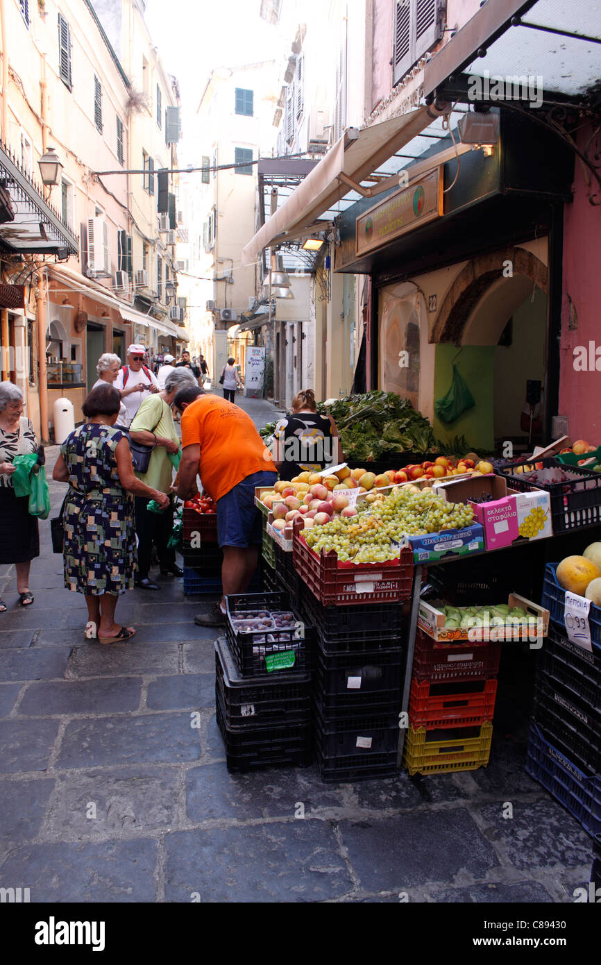 GREENGROCERS SHOP IN CORFU OLD TOWN. CORFU Stock Photo - Alamy