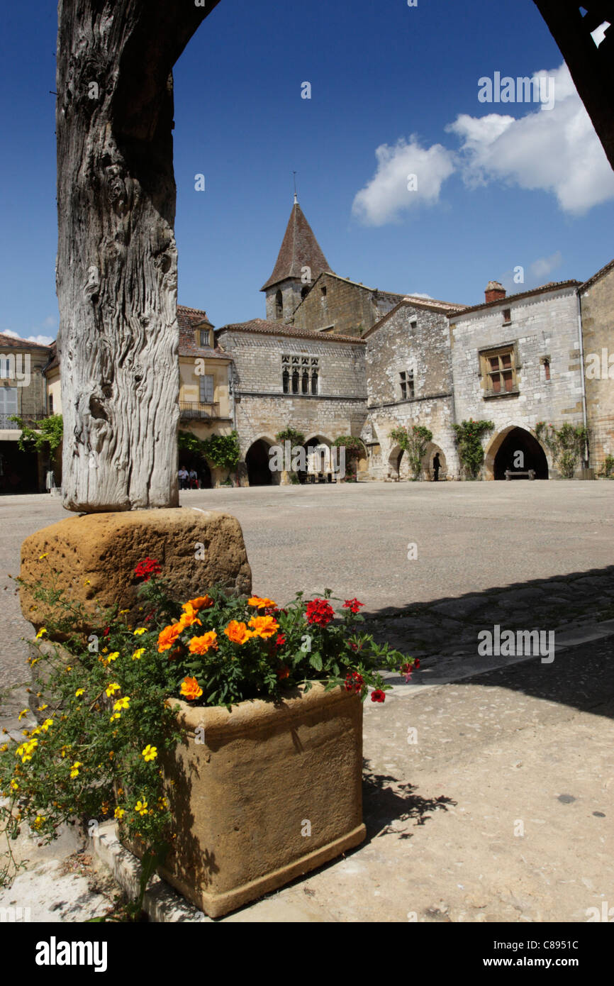 Medieval village square, Monpazier, Dordogne, France Stock Photo - Alamy