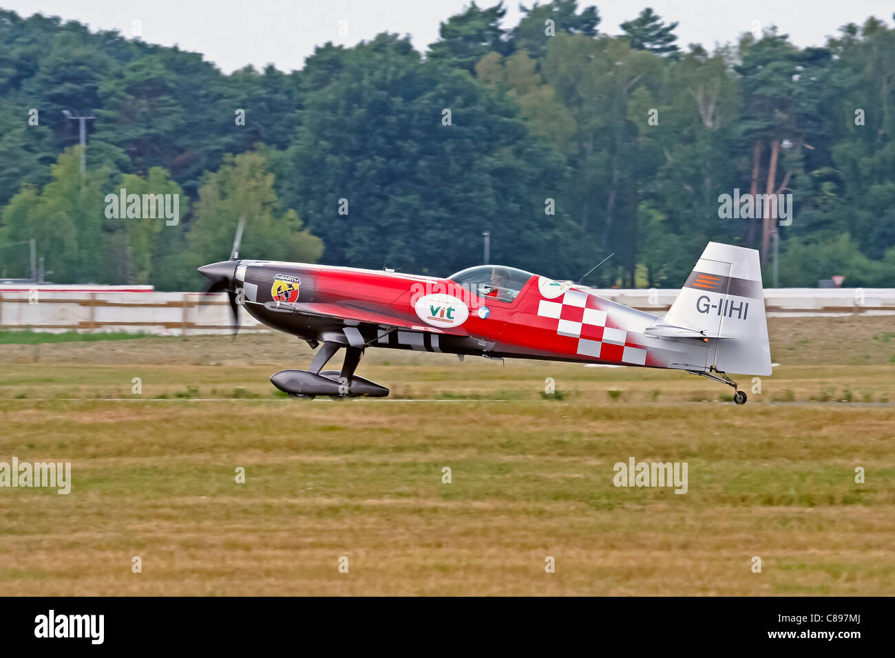 Mark Jefferies, Extra-330SC, G-IIHI Displaying at Farnborough ...