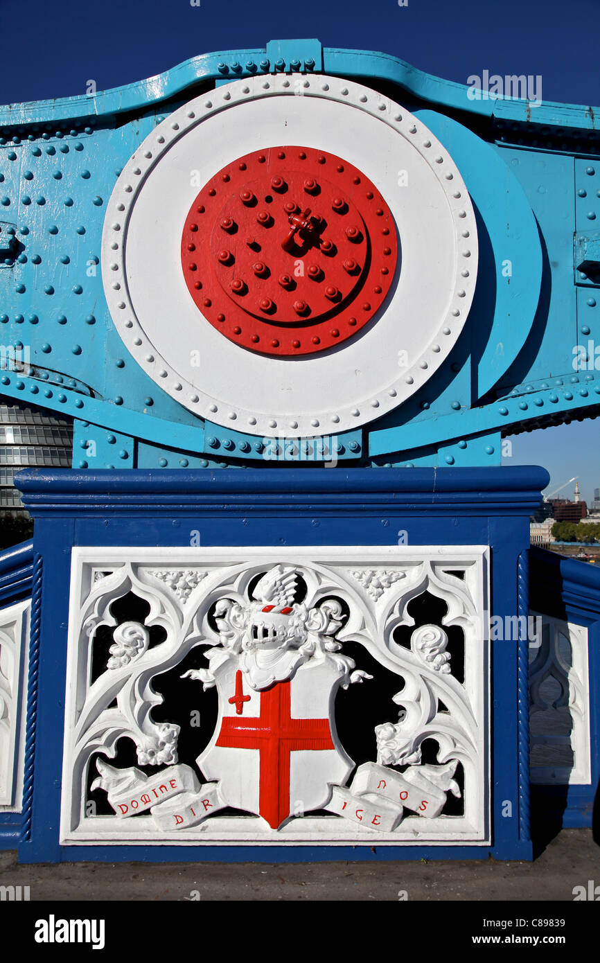 Coat arms london tower bridge hi-res stock photography and images - Alamy
