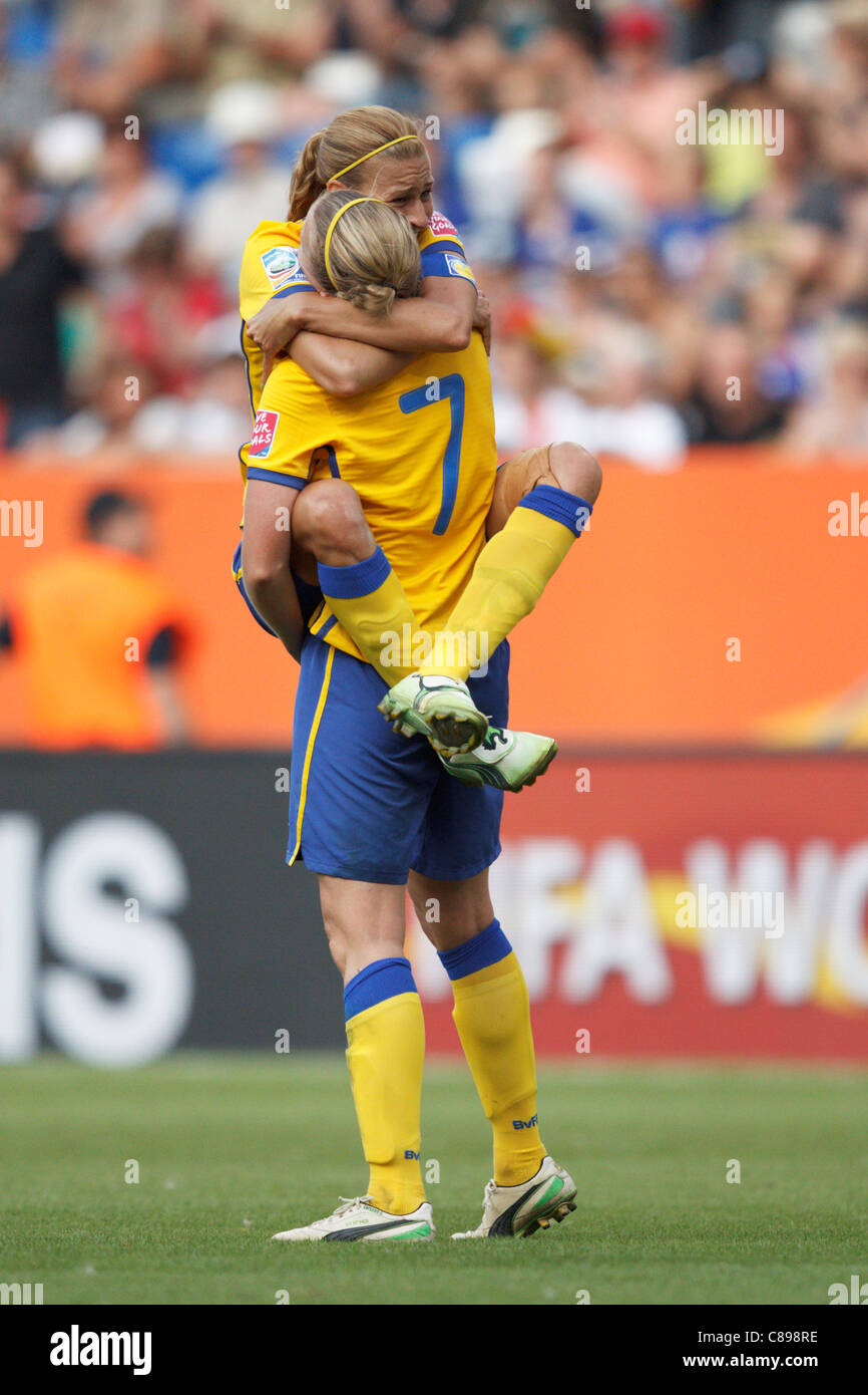Team celebration female hug soccer hi-res stock photography and images ...
