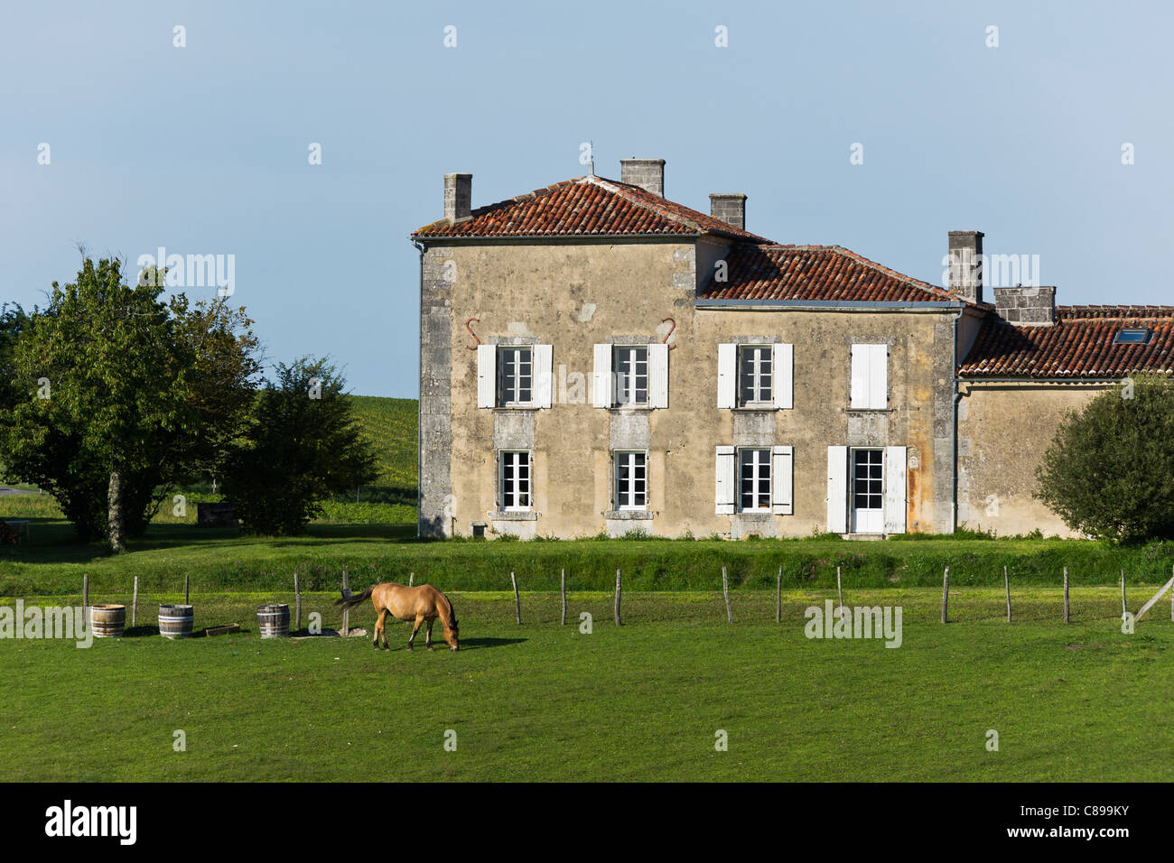 Farm farmhouse horse hi-res stock photography and images - Alamy