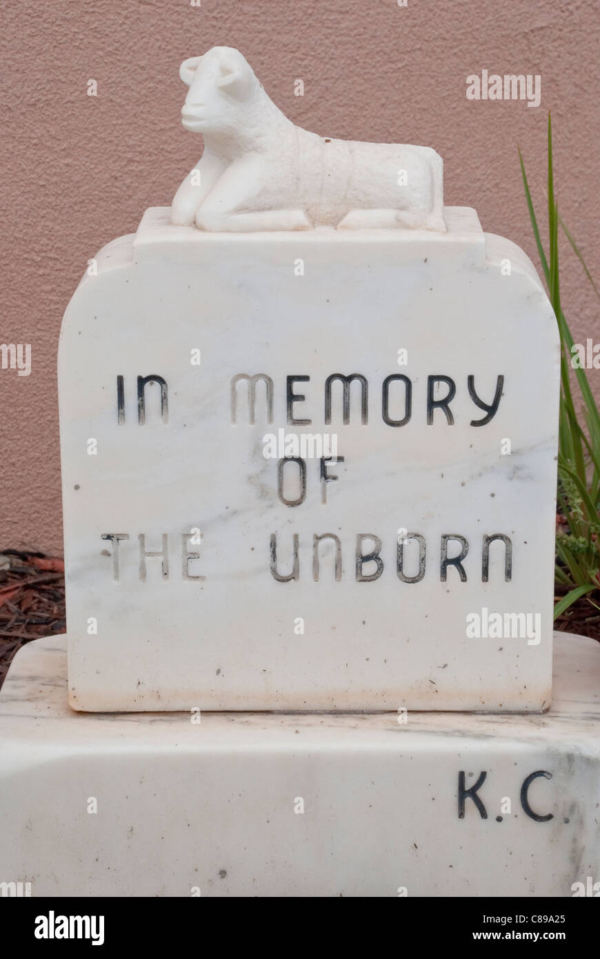 This memorial stone sits in front of a church in Fort Sumner Stock ...