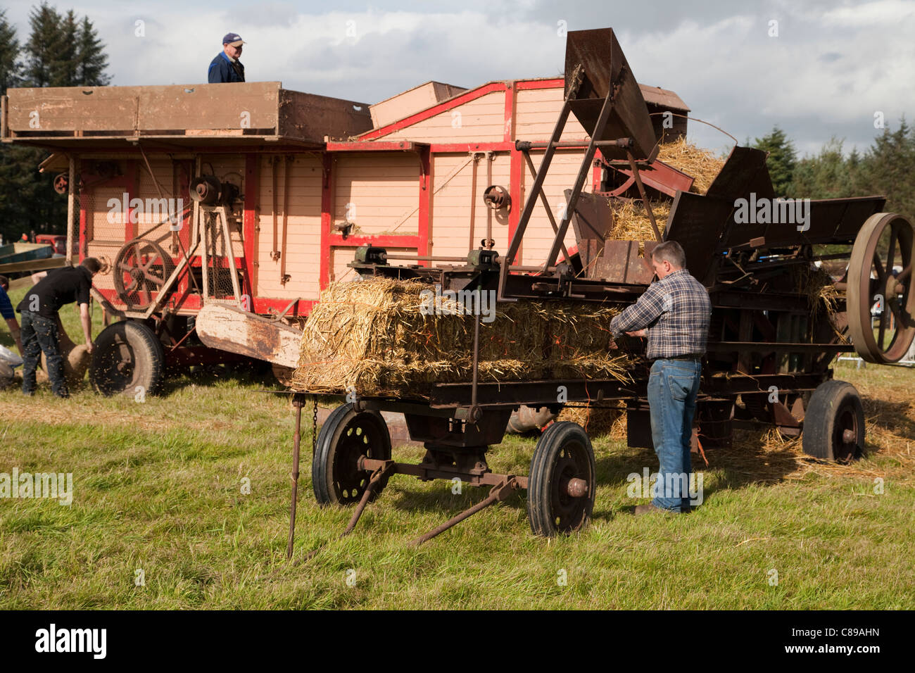 Vintage threshing machine in action hi-res stock photography and images ...