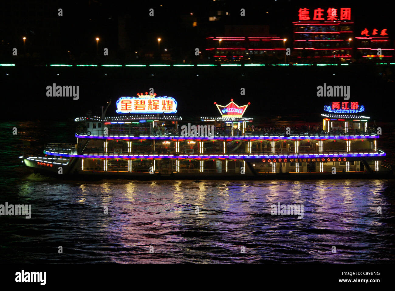 Dinner cruise boat bids visitors a five star WELCOME at Chongqing ...
