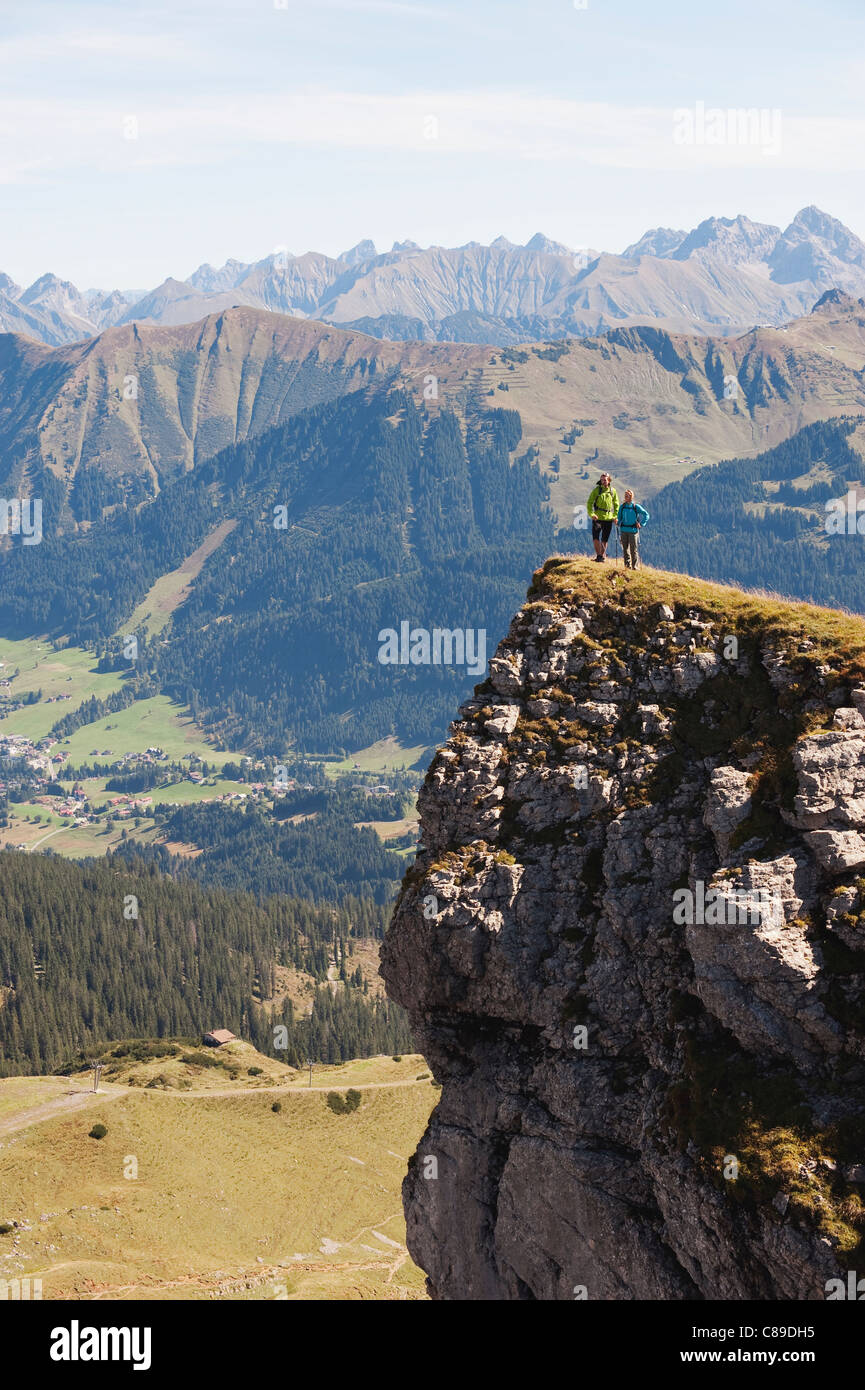Grass on cliff edge hi-res stock photography and images - Alamy