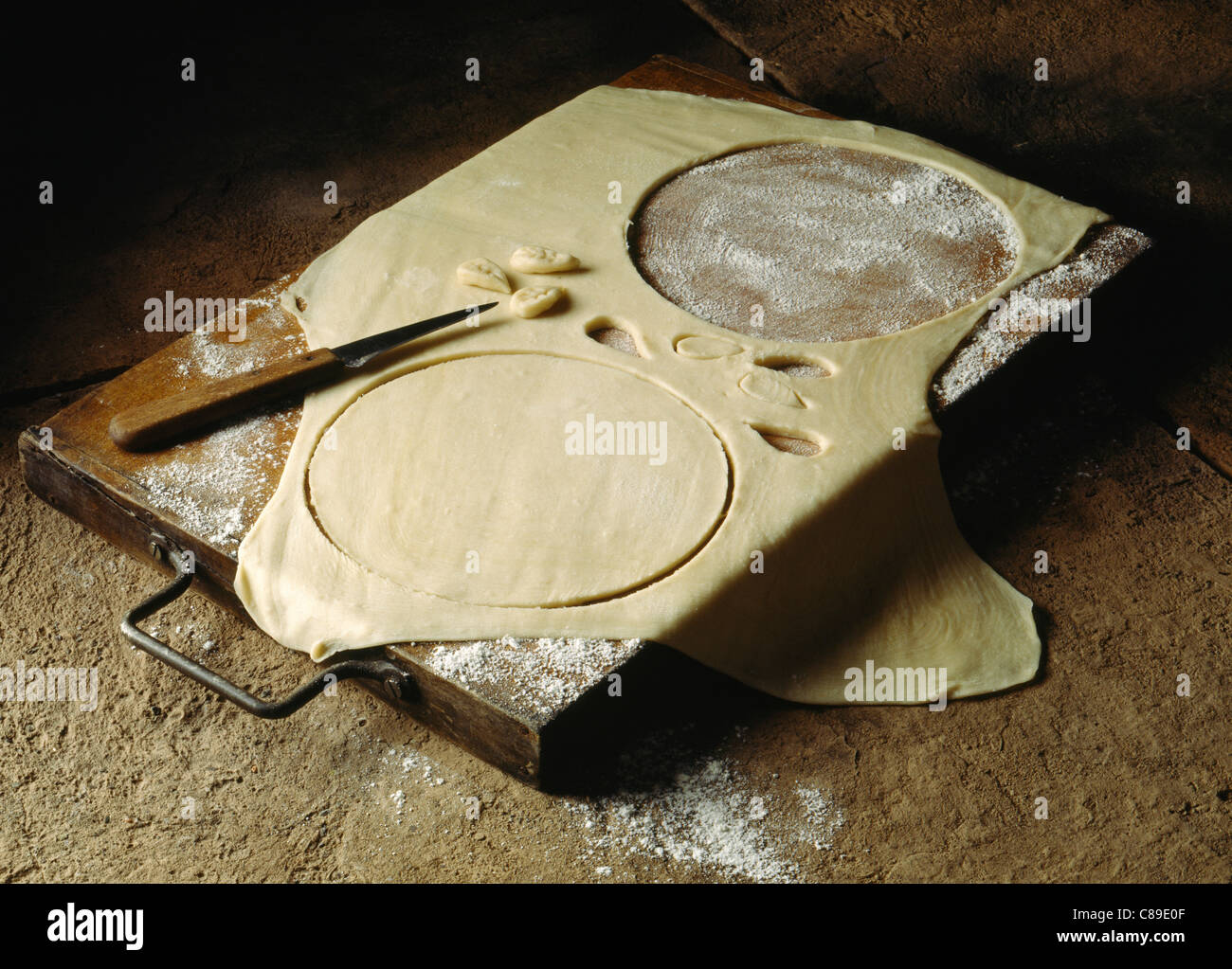 Cutting the pastry Stock Photo - Alamy