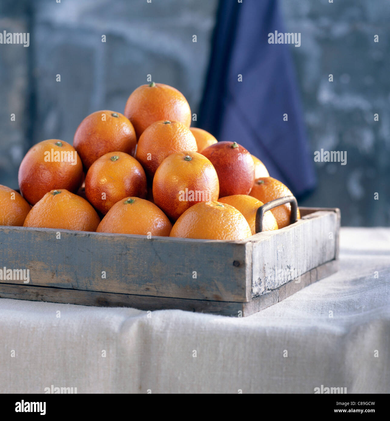 Pyramid of oranges on a tray Stock Photo - Alamy