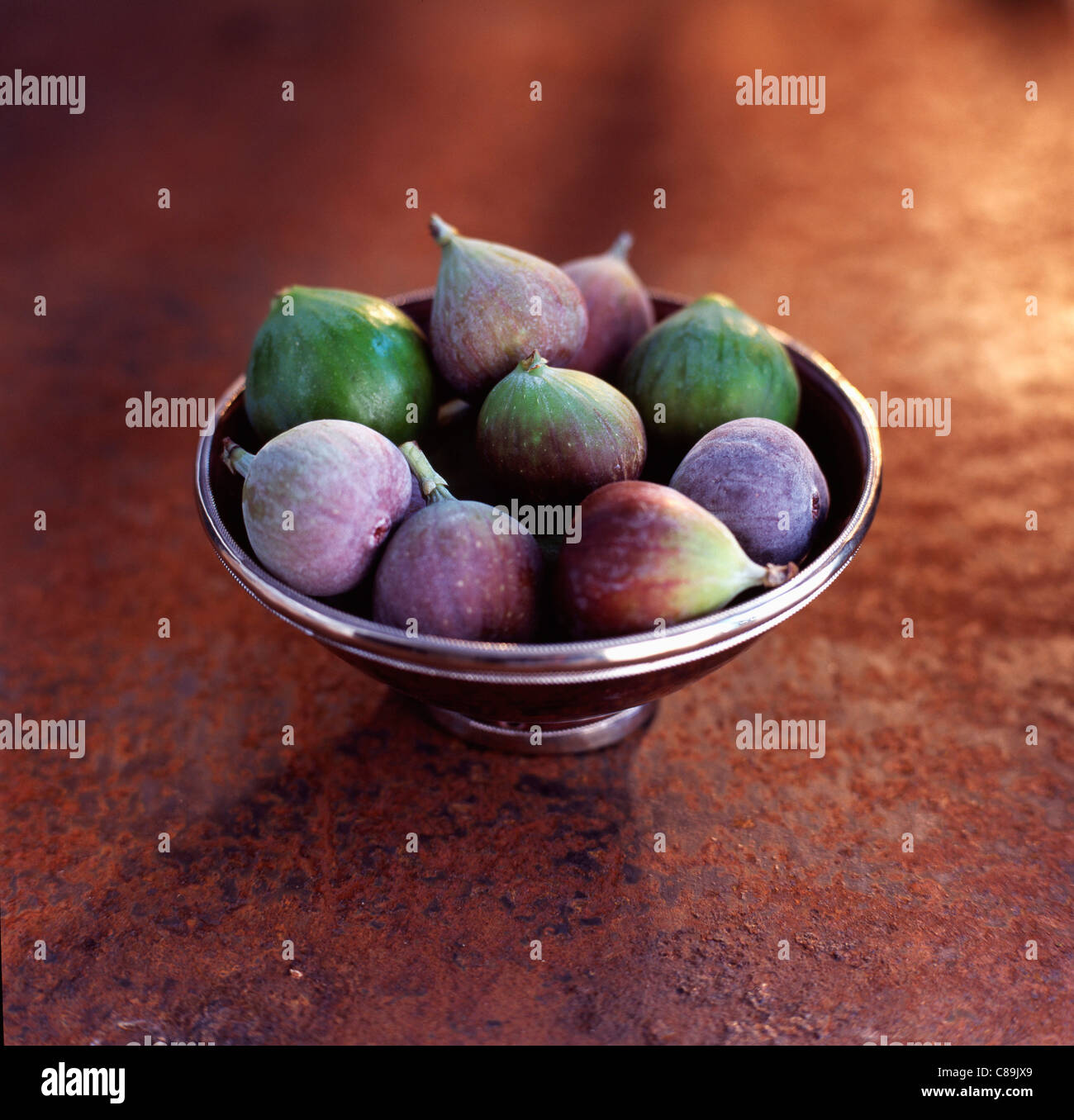 Dish of fresh figs Stock Photo - Alamy
