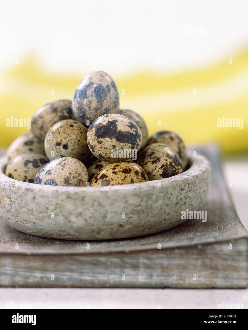 Bowl of quail's eggs Stock Photo - Alamy