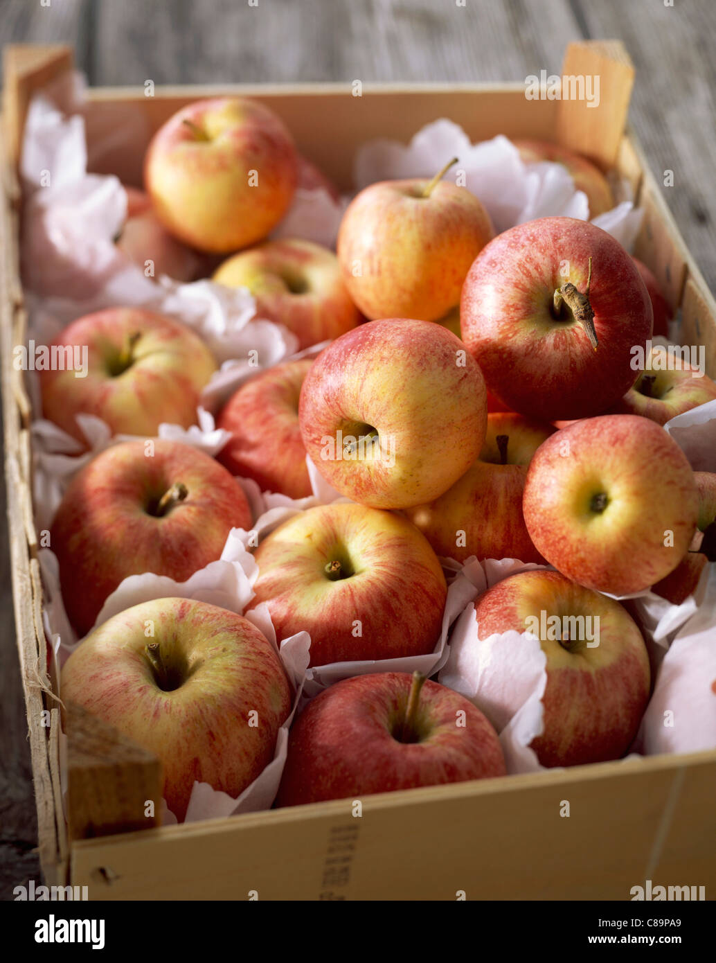 Crate of apples Stock Photo - Alamy