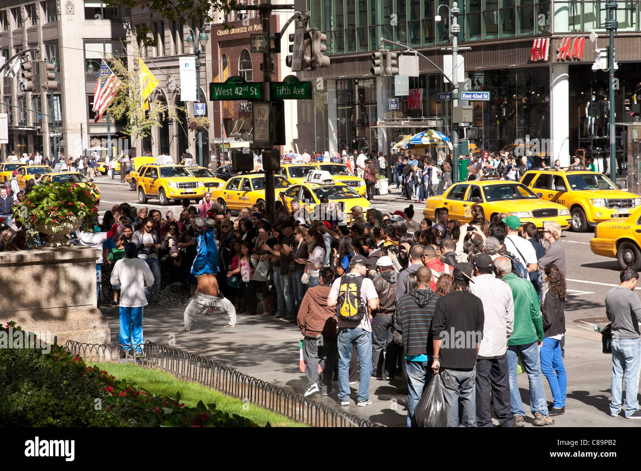 Breakdancer entertaining crowd on Fifth Avenue, NYC Stock Photo - Alamy