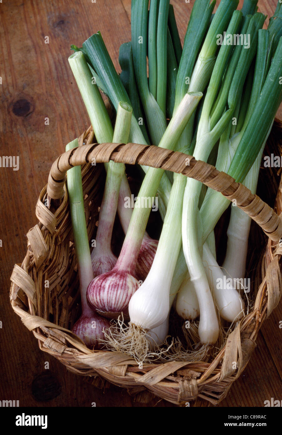 Basket of fresh garlic and spring onions Stock Photo - Alamy