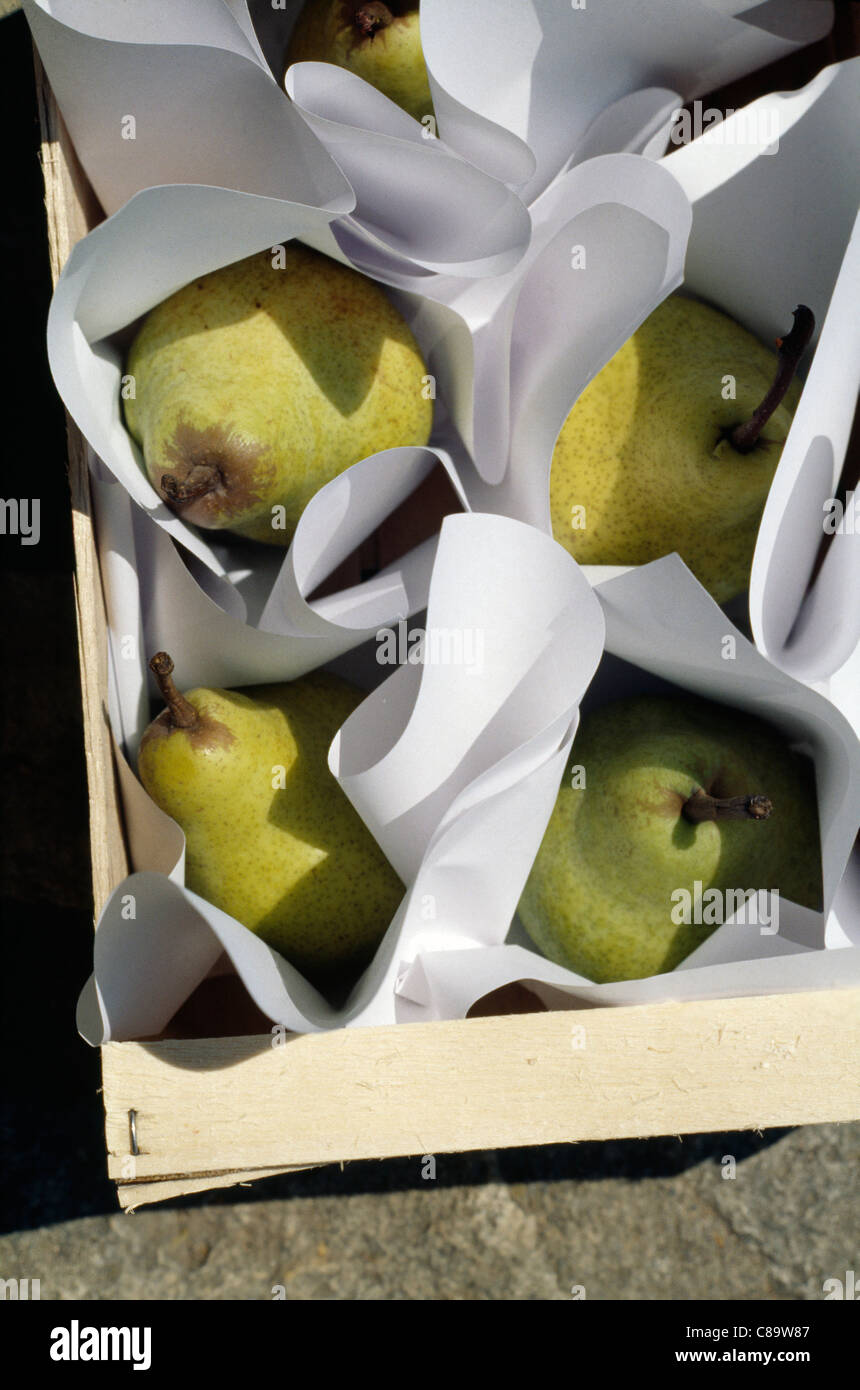 Crate of pears Stock Photo - Alamy