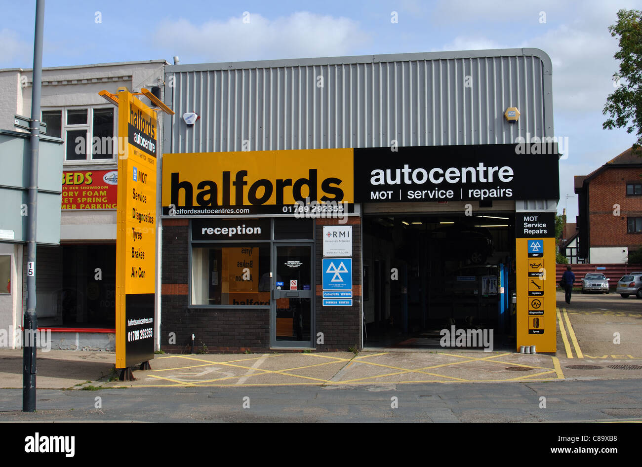 Halfords garage hi-res stock photography and images - Alamy