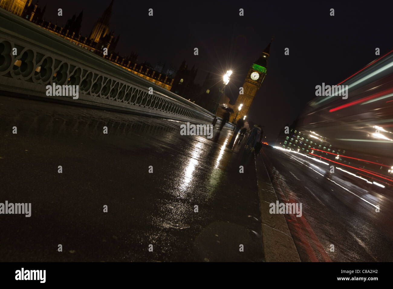 Wet night london hi-res stock photography and images - Alamy