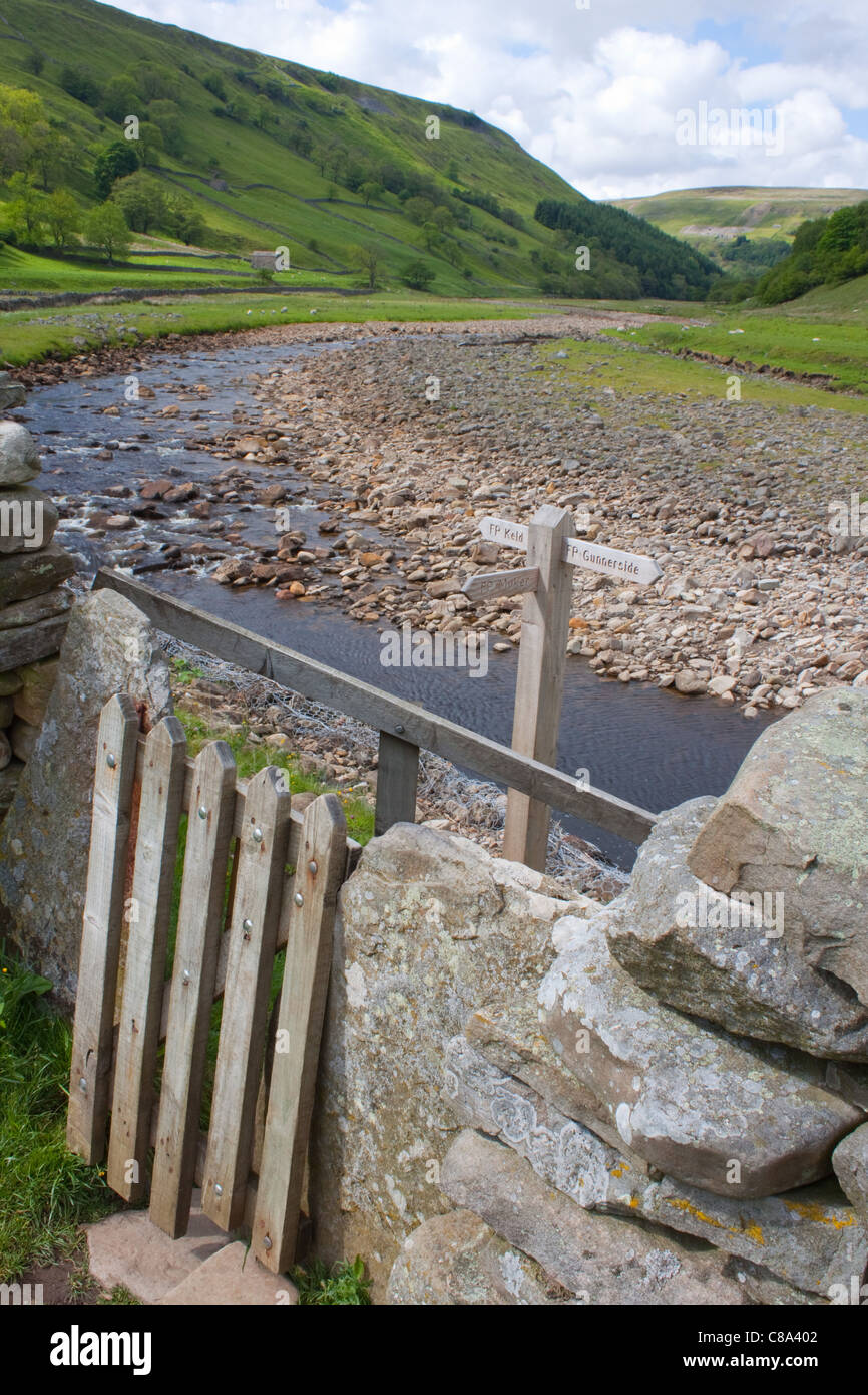 Footpath leading to a gate hi-res stock photography and images - Alamy