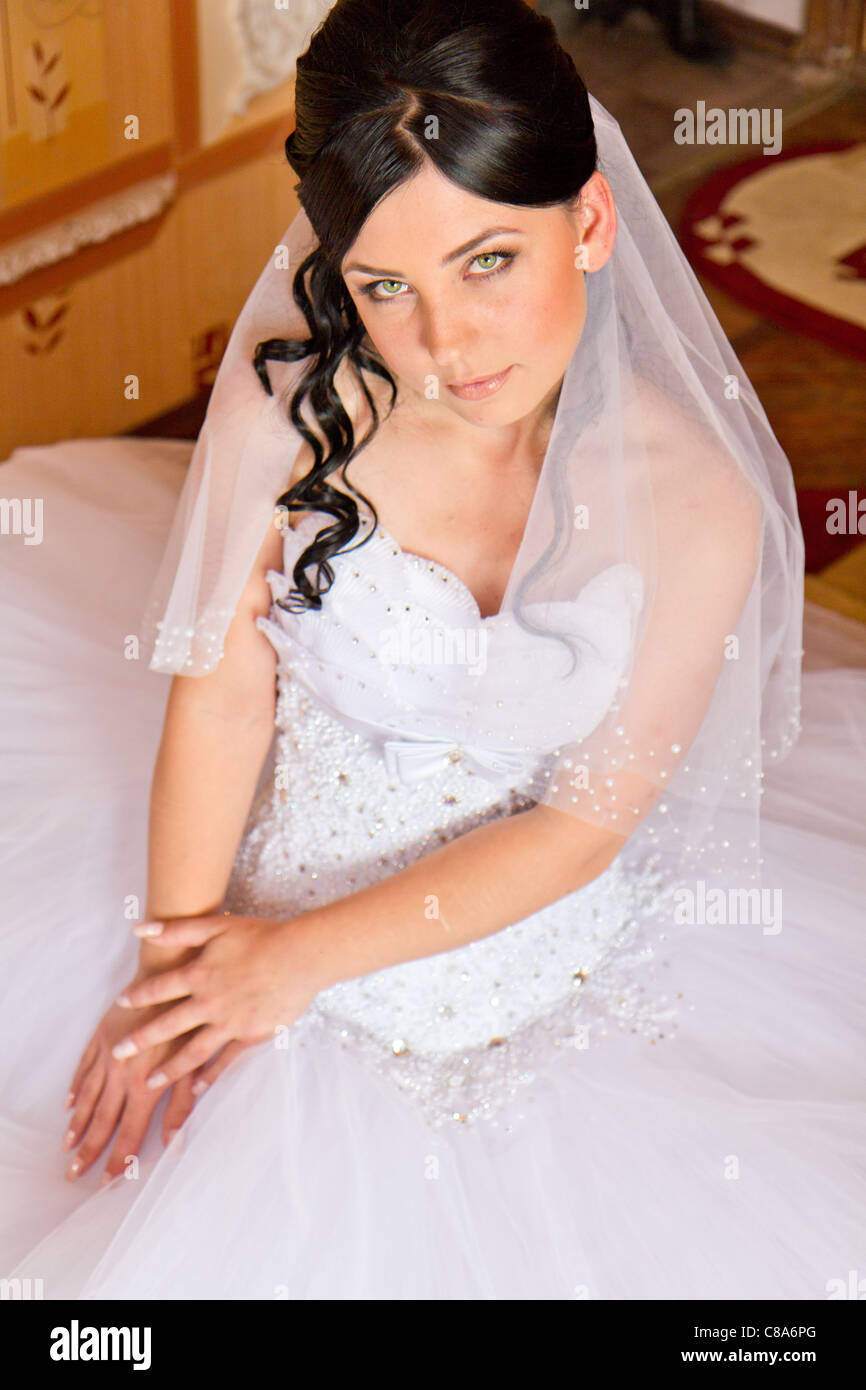 Portrait of a beautiful bride indoor Stock Photo - Alamy