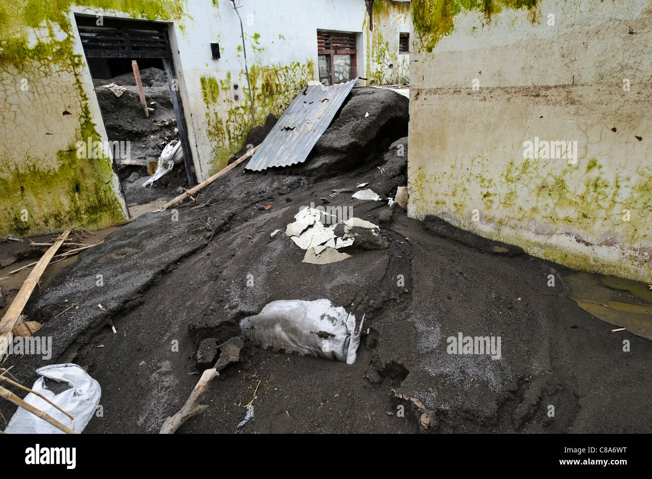 Mud flow house hi-res stock photography and images - Alamy