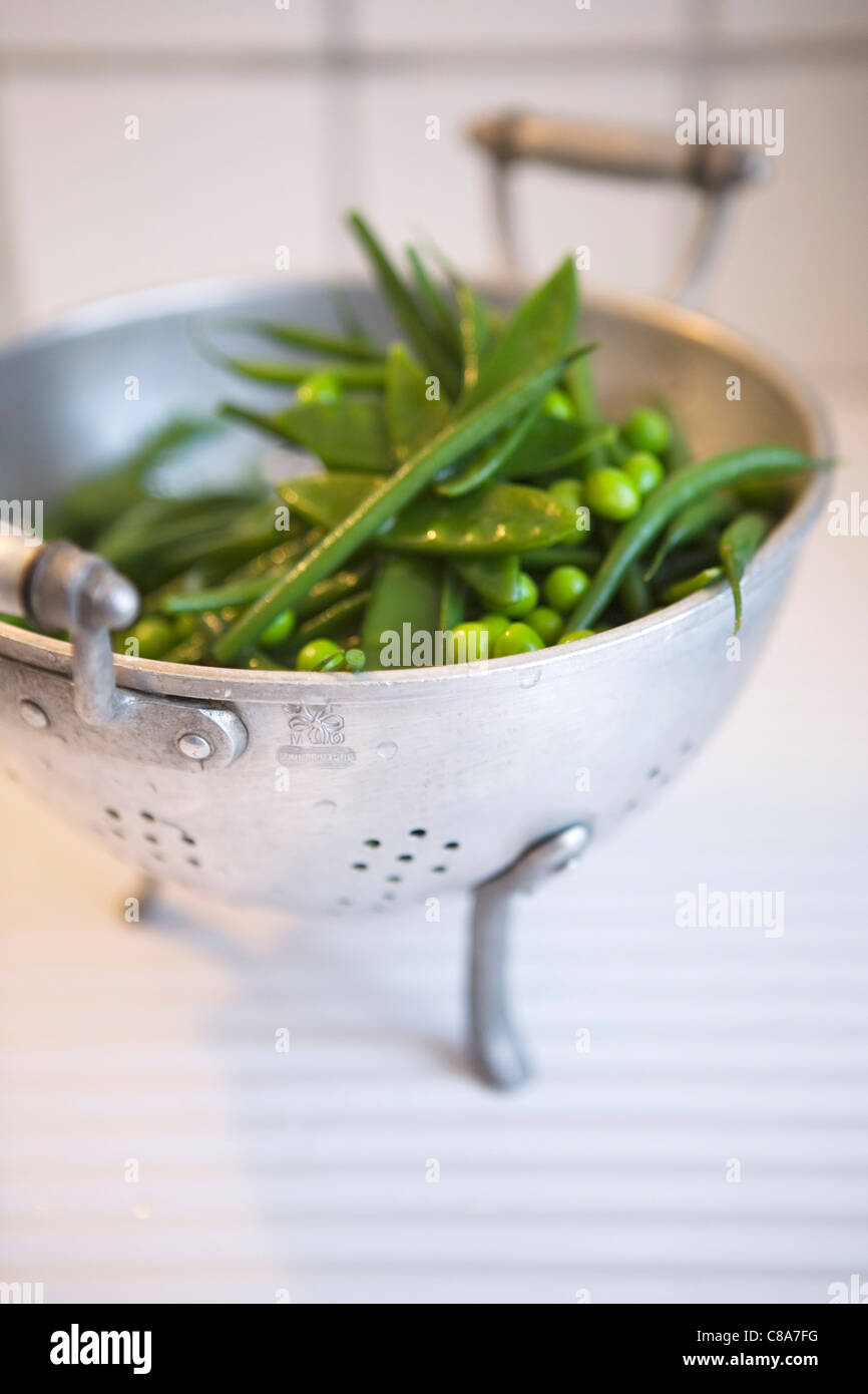 Green colander hi-res stock photography and images - Alamy